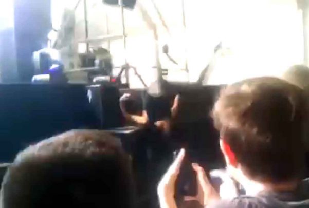 Mario Vaquerizo se cae del escenario y como si nada - La Crónica de ...