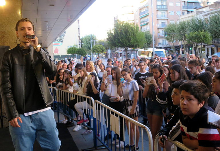 Blake se mostró muy cariñoso con sus seguidores en la actución que tuvo ...