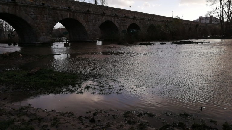 VÍDEO. Hacía mucho tiempo que no se veía el río Tormes con tanta agua a ...