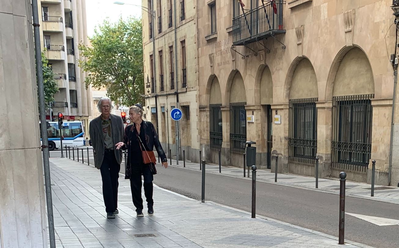 El tercer hijo de la Duquesa de Alba, de paseo por Salamanca