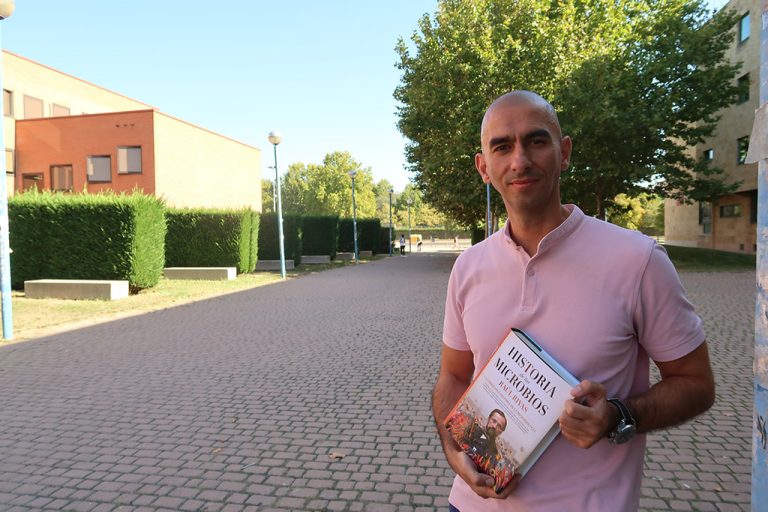 Raúl Rivas comparte 'Historia de los microbios' con sus lectores - La ...