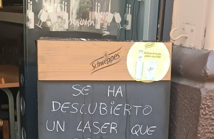 El cartel irresistible que han puesto en la puerta de un bar