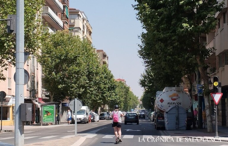 Colisiona contra varios coches en el Paseo del Rollo